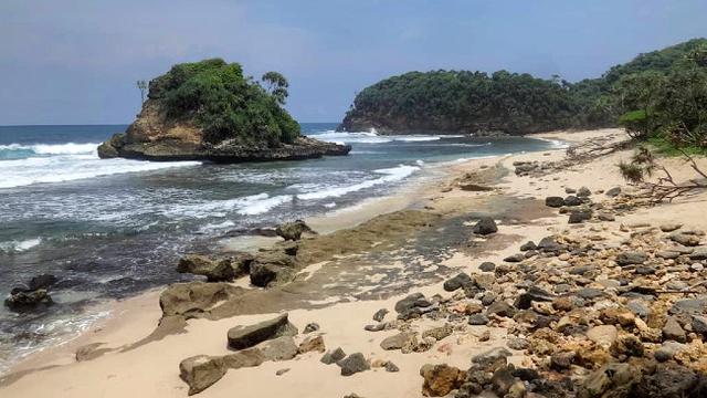 5 Rekomendasi Pantai di Malang Selatan yang Masih Tersembunyi ...