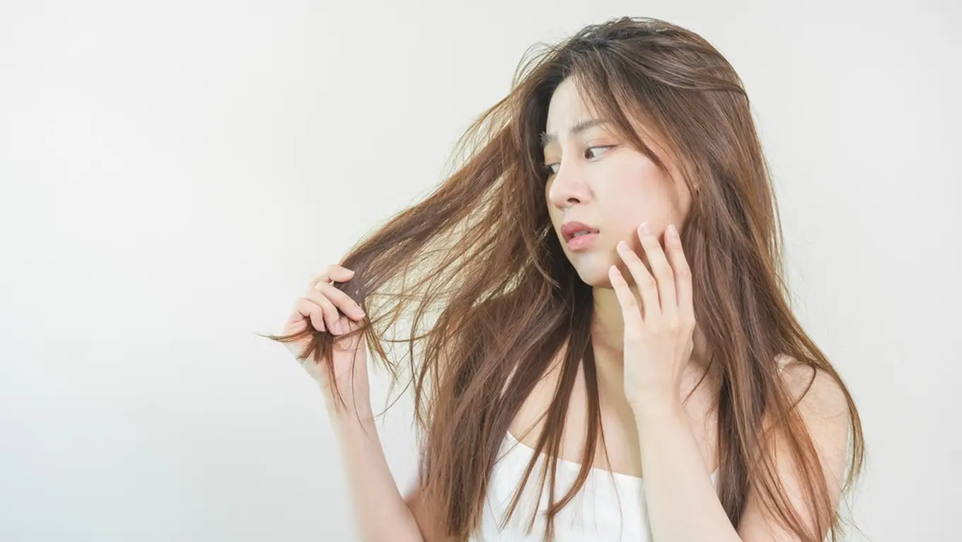 17 Tips Mengatasi Rambut Kusut yang Mengganggu, Praktis Banget ...