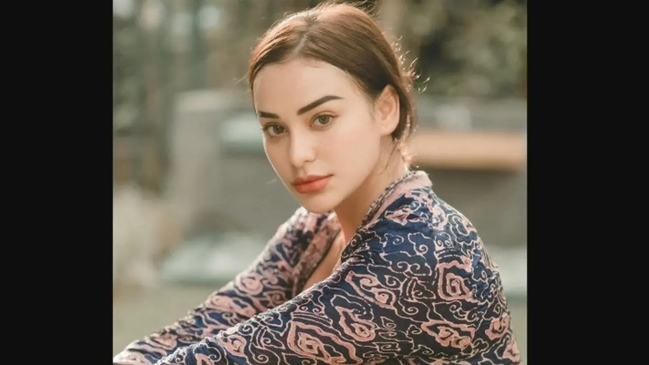 Mengenal Nora Alexandra, Istri Jerinx SID yang Cantik dan Setia Mendampingi - News Liputan6.com