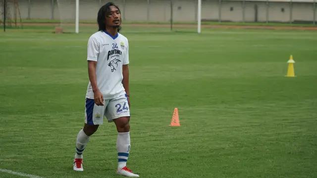 8 Fakta Menarik Hariono, Pemain Loyal yang Dilepas Persib Bandung ...
