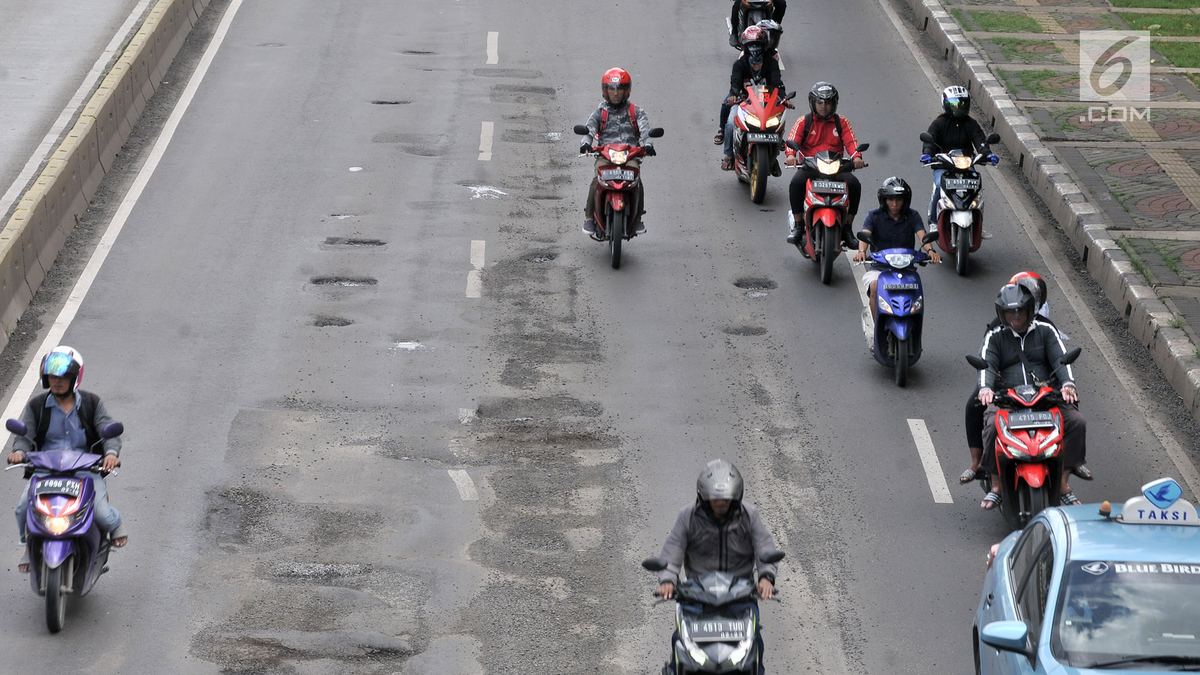 FOTO: Awas, Jalan Berlubang di Gunung Sahari Ancam Keselamatan ...