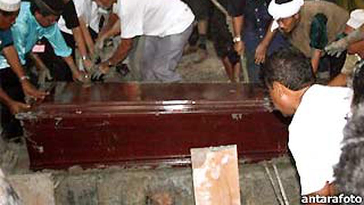 Takbir Iringi Pemakaman Noordin