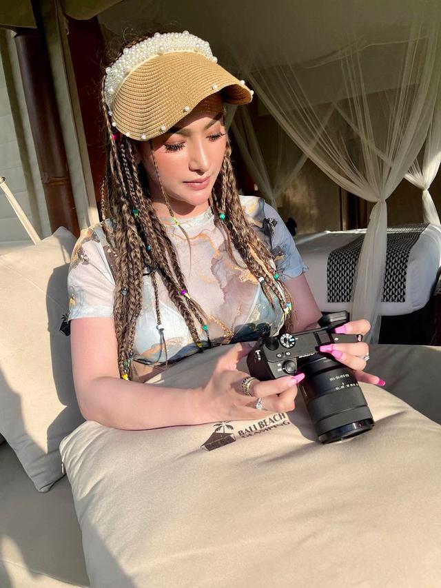 7 Potret Terbaru Amel Alvi, Liburan Ke Bali dengan Gaya Rambut Cornrow ...