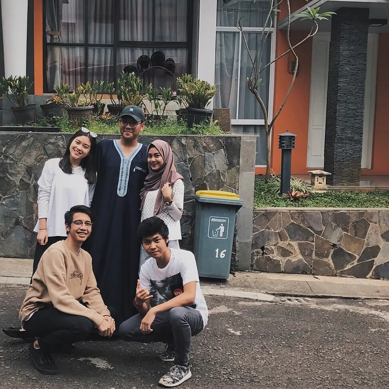 Mantan Iqbaal Ramadhan, Ini 6 Potret Persahabatan Dianty Annisa dan Zidny Lathifa - Hot Liputan6.com