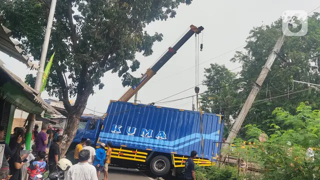 13 Perjalanan KRL Terganggu, 8 Dibatalkan Imbas Truk Tabrak Tiang Listrik di Stasiun Pondok ...