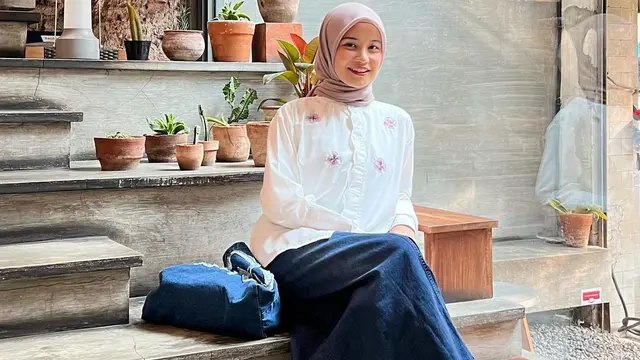 5 OOTD Casual Hijab Amelia Andani yang Modis dan Kekinian - Fashion Fimela.com