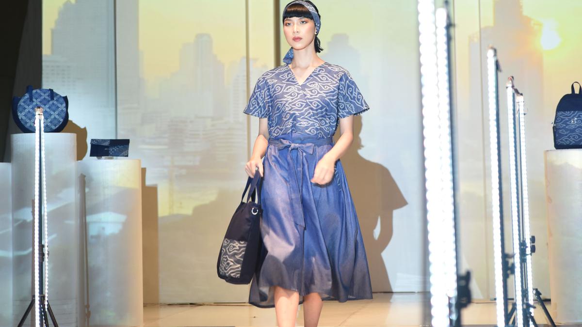 Tampil Elegan dengan Koleksi Denim Batik dari Pakaian Hingga Tas