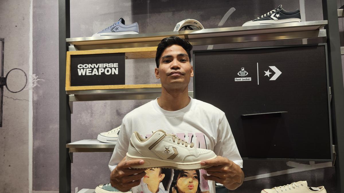 Pebasket Pelita Jaya Yesaya Saudale Dapat Sepatu Spesial untuk Lebaran ...