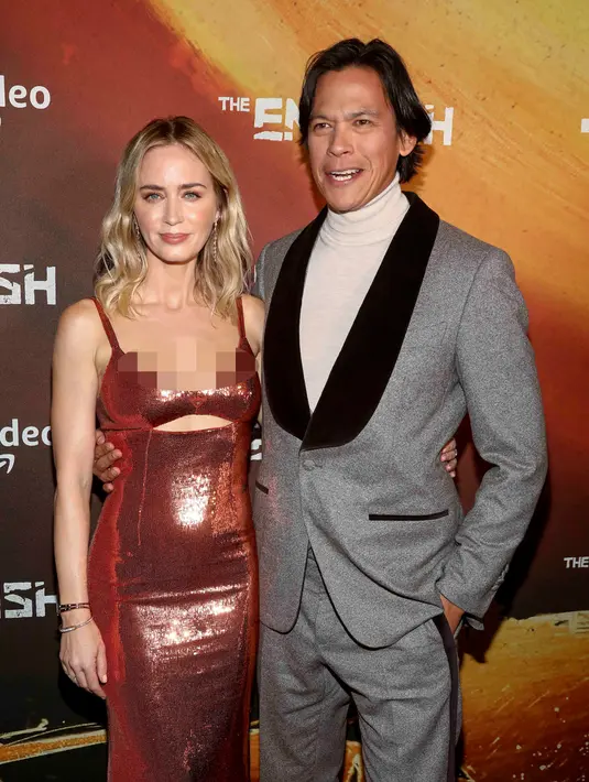 Emily Blunt Tampil Sensasional Pakai Gaun Berkilauan di Premiere Film ...