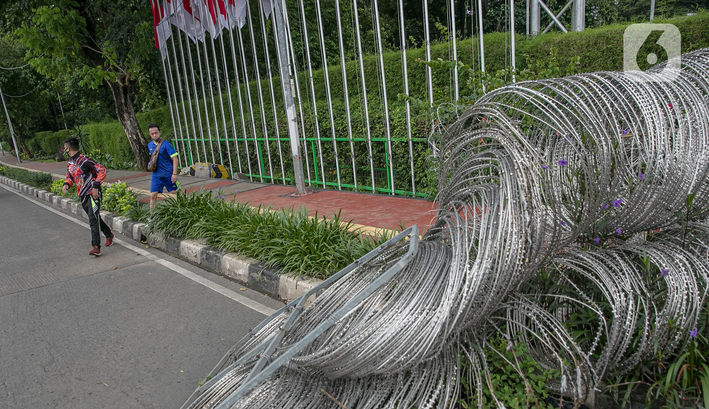 FOTO: Kawat Berduri Halangi Jalur Pedestrian di Jalan Gatot Subroto ...