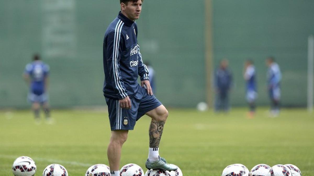 James: Messi Bukan Manusia - Dunia Bola.com