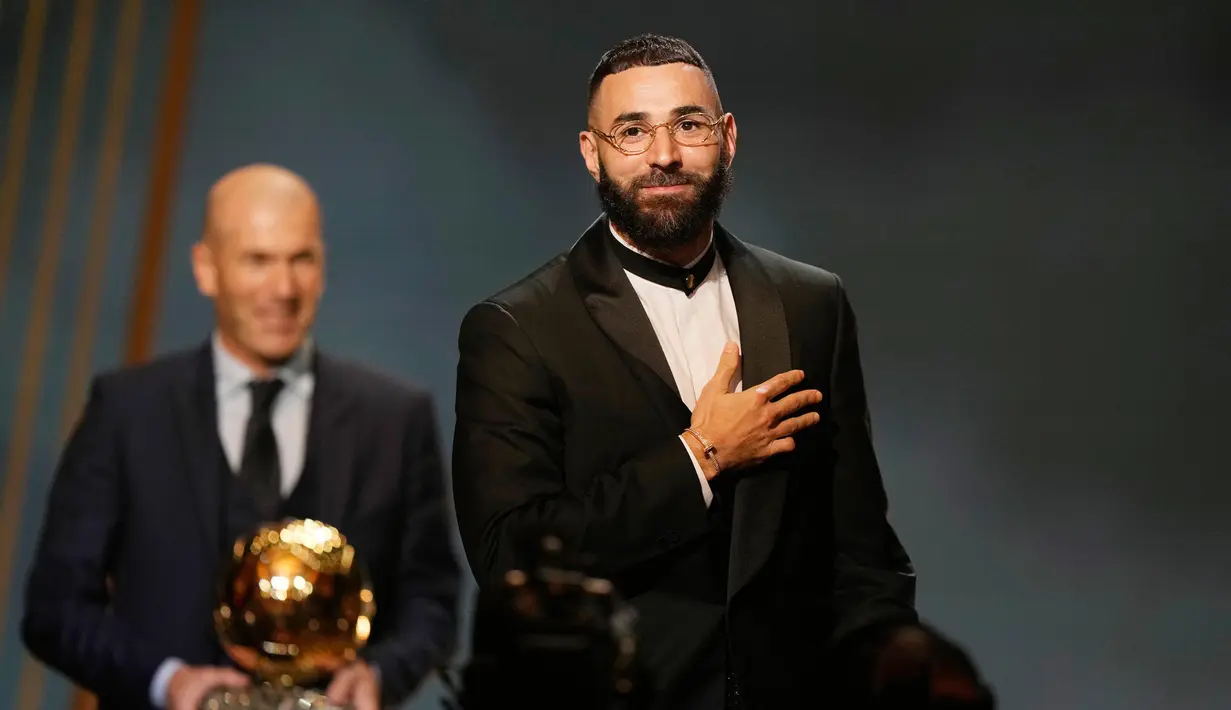 Karim Benzema Rengkuh Trofi Ballon d'Or 2022 - Foto Liputan6.com