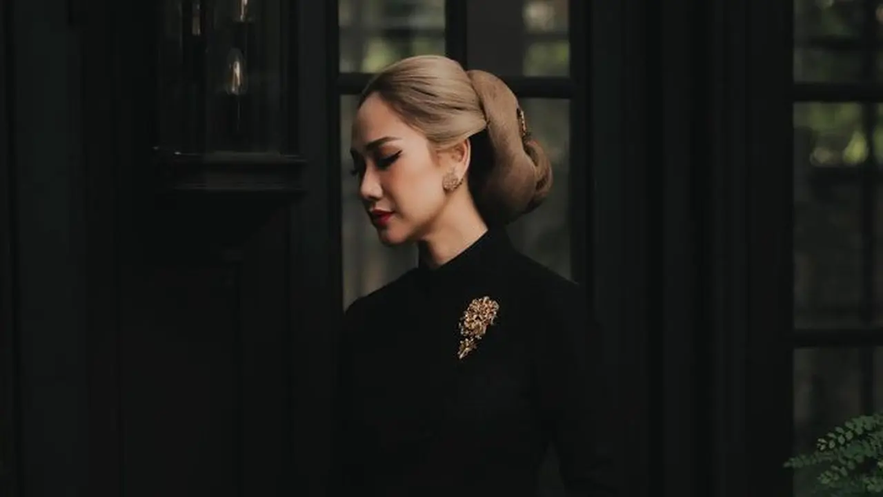 9 Gaya Rambut Blonde Bunga Citra Lestari yang Memesona dan Selalu ...