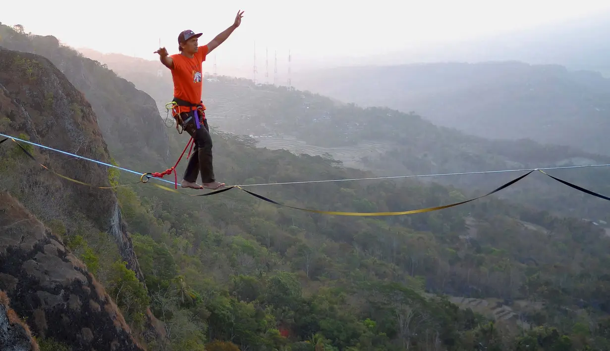FOTO: Promosikan Pariwisata, Pemuda Ini Meniti Tali di Ketinggian 740 ...
