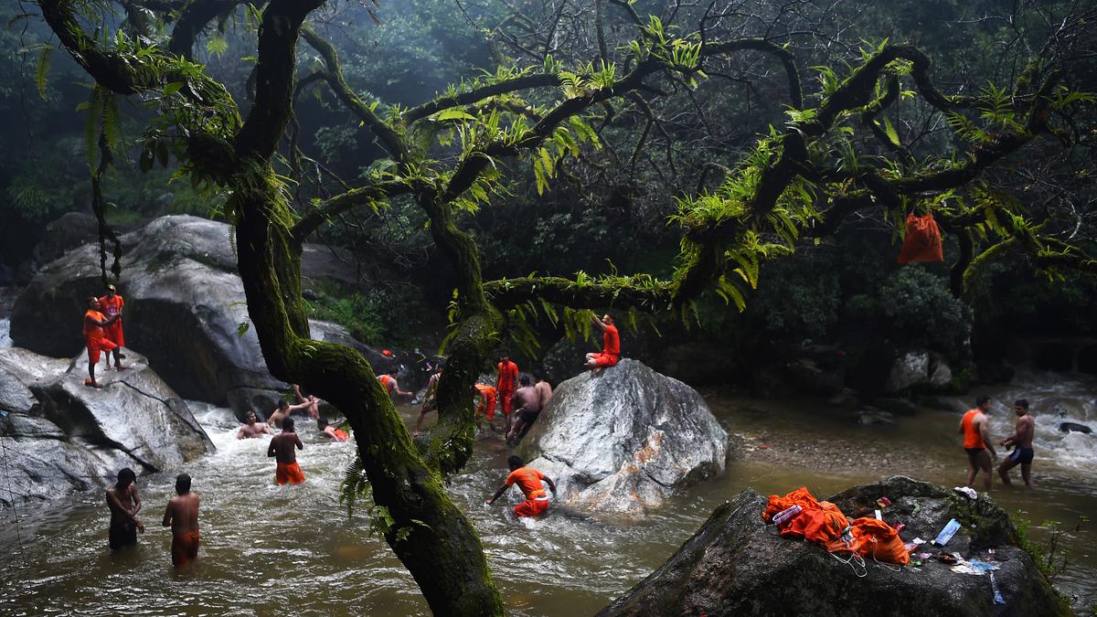 PHOTO: Umat Hindu Nepal Mandi untuk Perayaan Bulan Suci Shravan - Foto ...