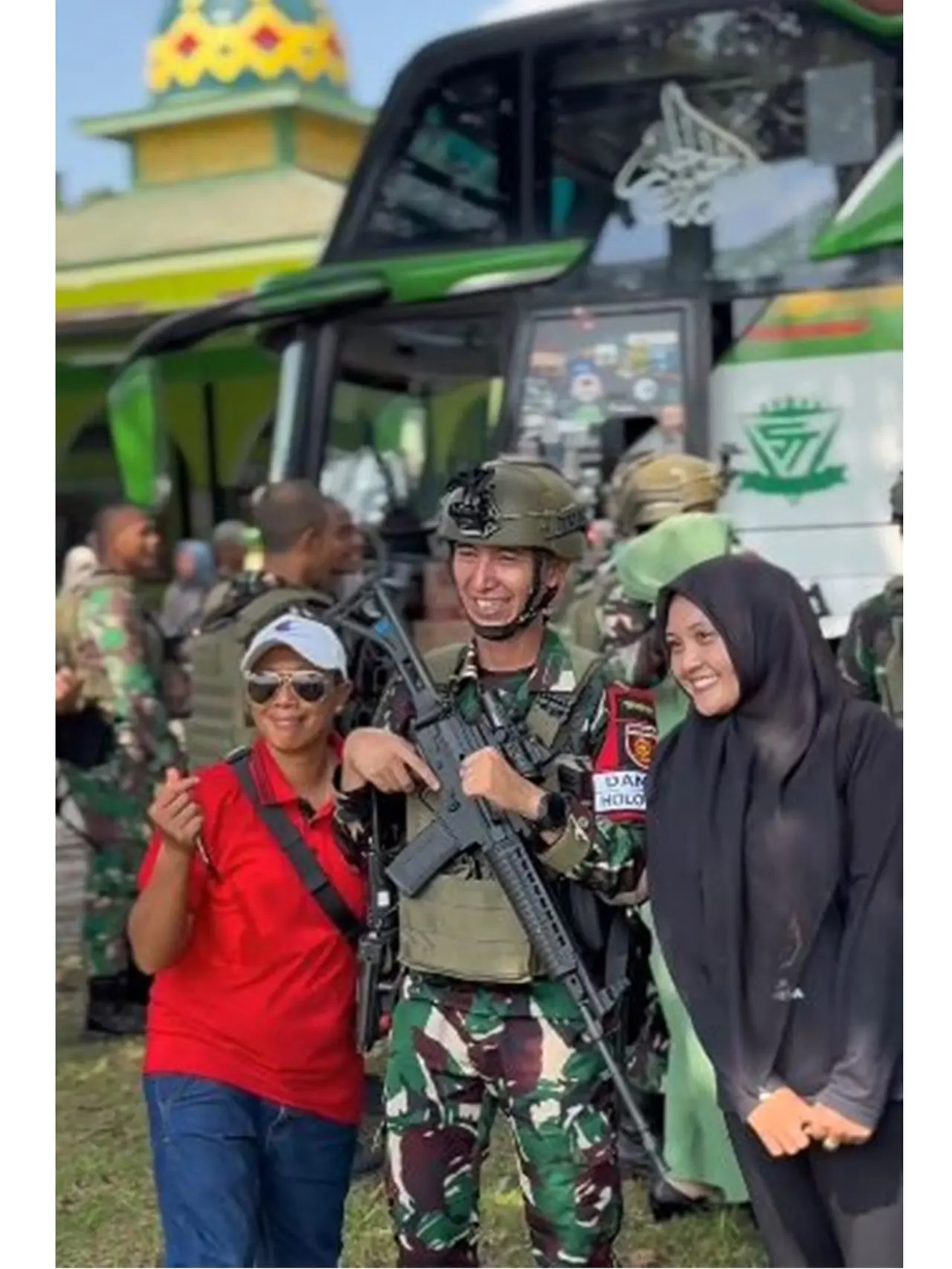 6 Potret Lettu Fardhana Diserbu Emak-Emak Minta Foto Bareng, Mendadak Banyak Fans - Hot Liputan6.com