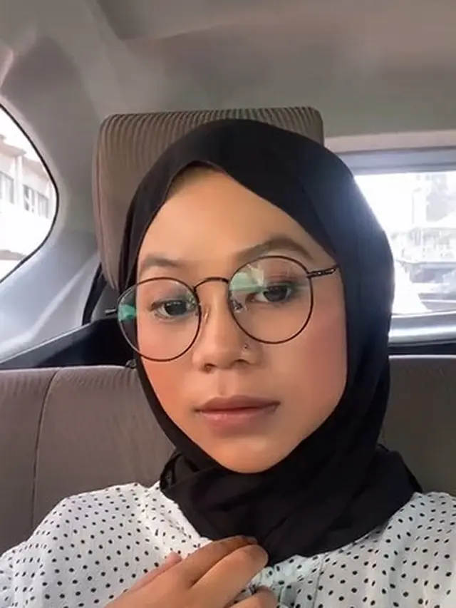 6 Potret Cimoy Montok Kenakan Hijab, Makin Dewasa Sesudah Pamer Cincin Tunangan - ShowBiz ...