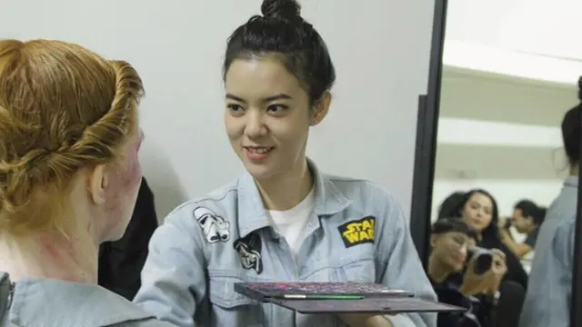 7 Pesona Riana Rizki, Adik Risa Saraswati yang Jago Lukis Tubuh - Hot ...