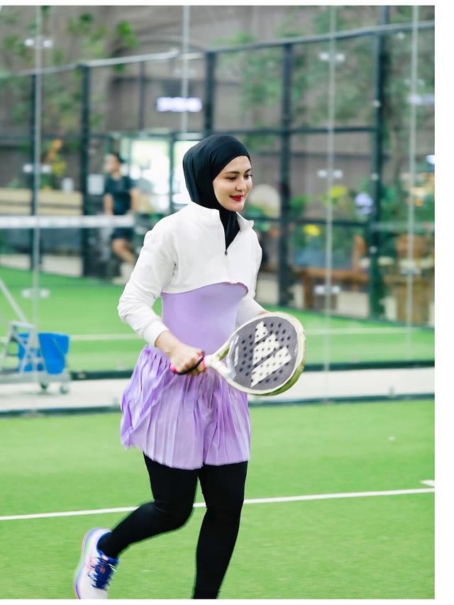 6 Gaya Outfit Padel Berhijab ala Juliana Moechtar, Memukau di Lapangan