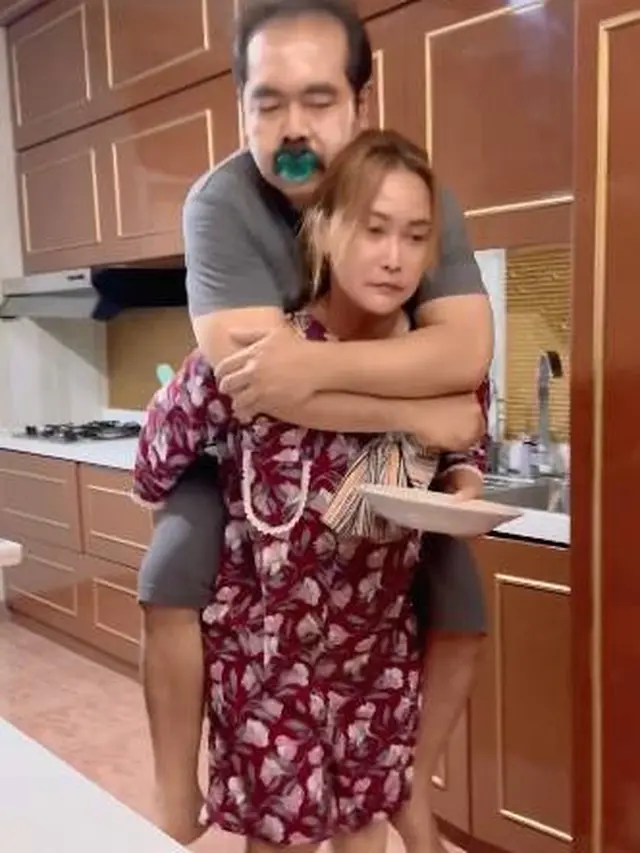 7 Potret Inul Daratista Gendong Adam Suseno, Ternyata Kuat Banget - Hot Liputan6.com