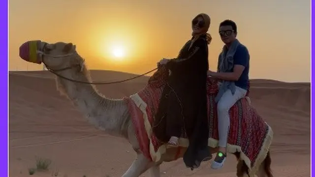 Syahrini Pose Ingin Cium Mukhlaf, Ini 6 Momen Sang Penyanyi Bonceng Reino Barack Naik Unta di ...