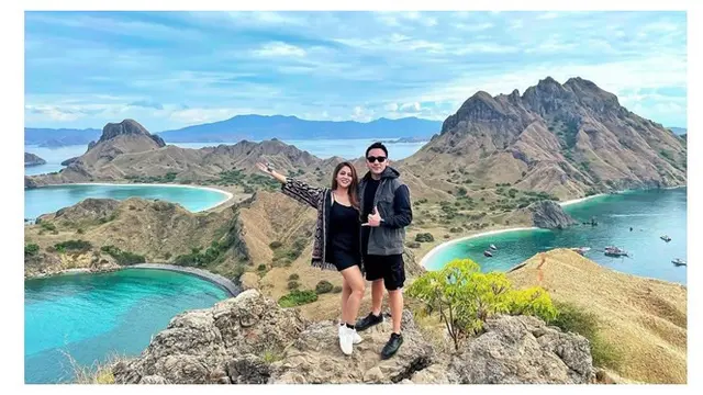 7 Potret Mesra Jenita Janet dan Danu Sofwan, Nikmati Liburan di Labuan Bajo - Hot Liputan6.com