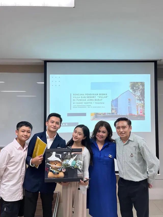 6 Potret Randy Martin Lulus Sidang Skripsi Dihadiri Ria Ricis, Kenang ...