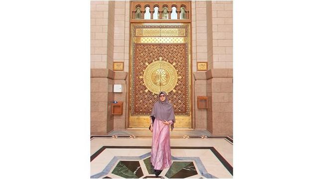 Mantap Berhijab, Ini 7 Potret Terbaru Istri Adjie Pangestu yang Kian Menawan - Hot Liputan6.com