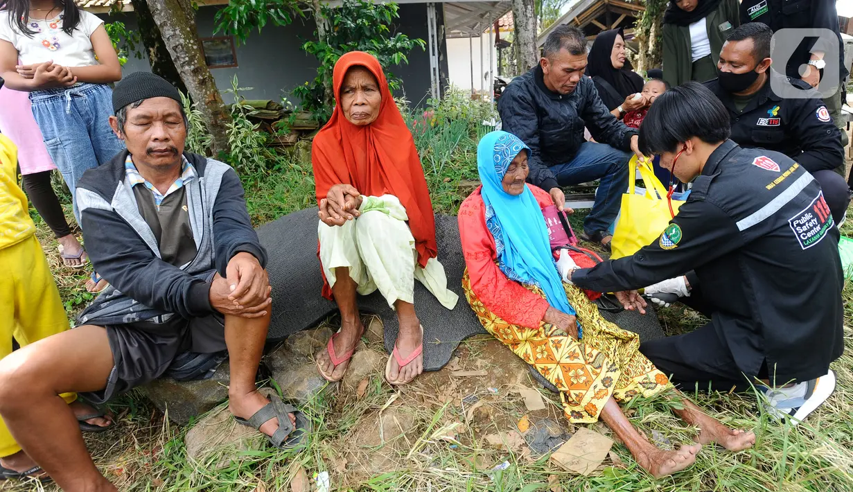 Pemeriksaan Kesehatan Pengungsi Gempa Cianjur - Foto Liputan6.com
