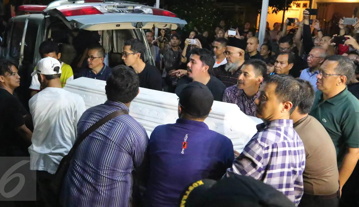 Jenazah Mike Mohede Tiba di Rumah Duka - Foto Liputan6.com