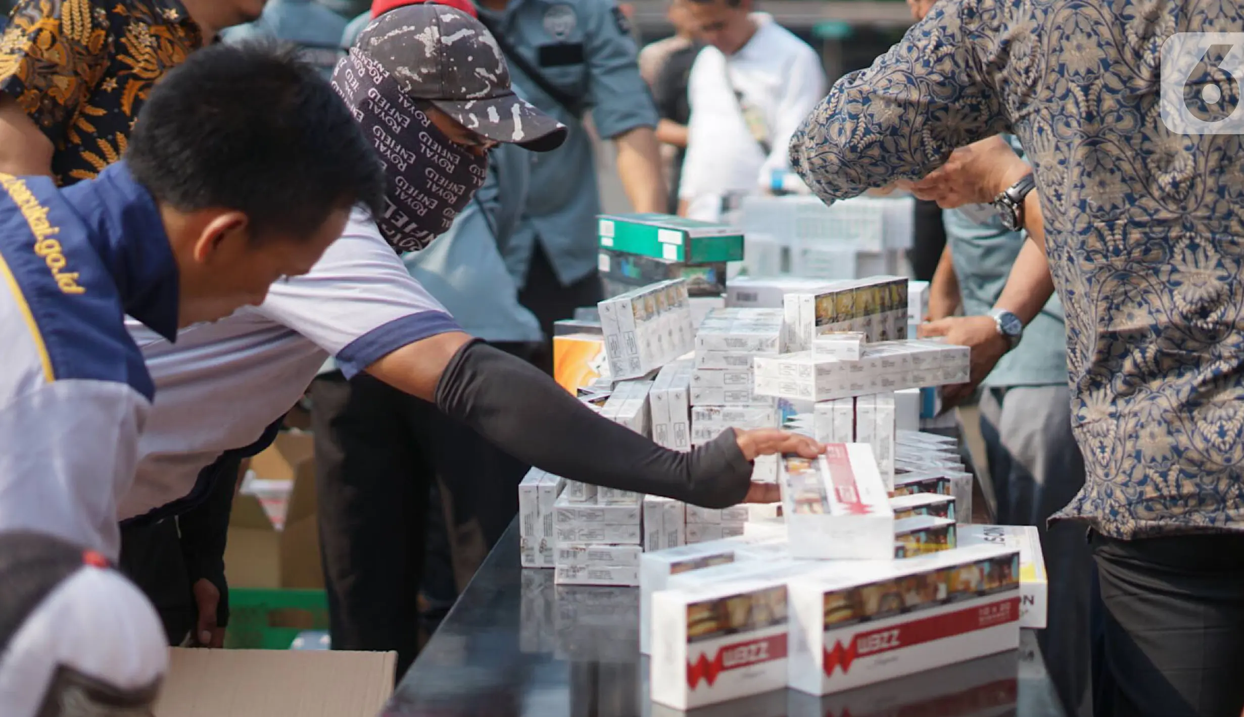 FOTO: Bea Cukai Sita Jutaan Rokok dan Liquid Ilegal - Foto Liputan6.com