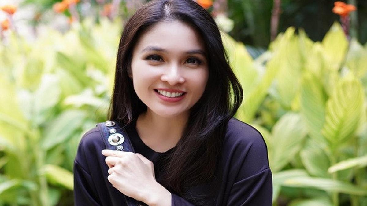 Gaya Simple Nan Cantik Sandra Dewi Dengan Celana Jeans Entertainment