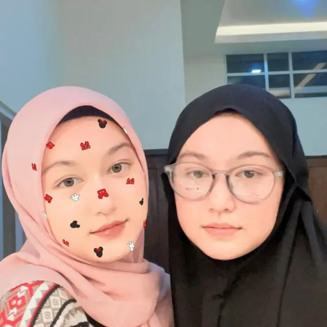 6 Potret Shafa dan Shaira, Saudara Kembar Disebut Mirip Zoe dan Laura Jackson - Hot Liputan6.com