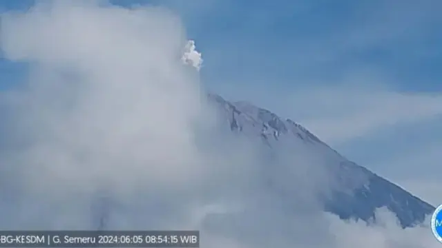 Gunung Semeru Erupsi Tiga Kali, Tinggi Letusan Capai 600 Meter - Surabaya Liputan6.com