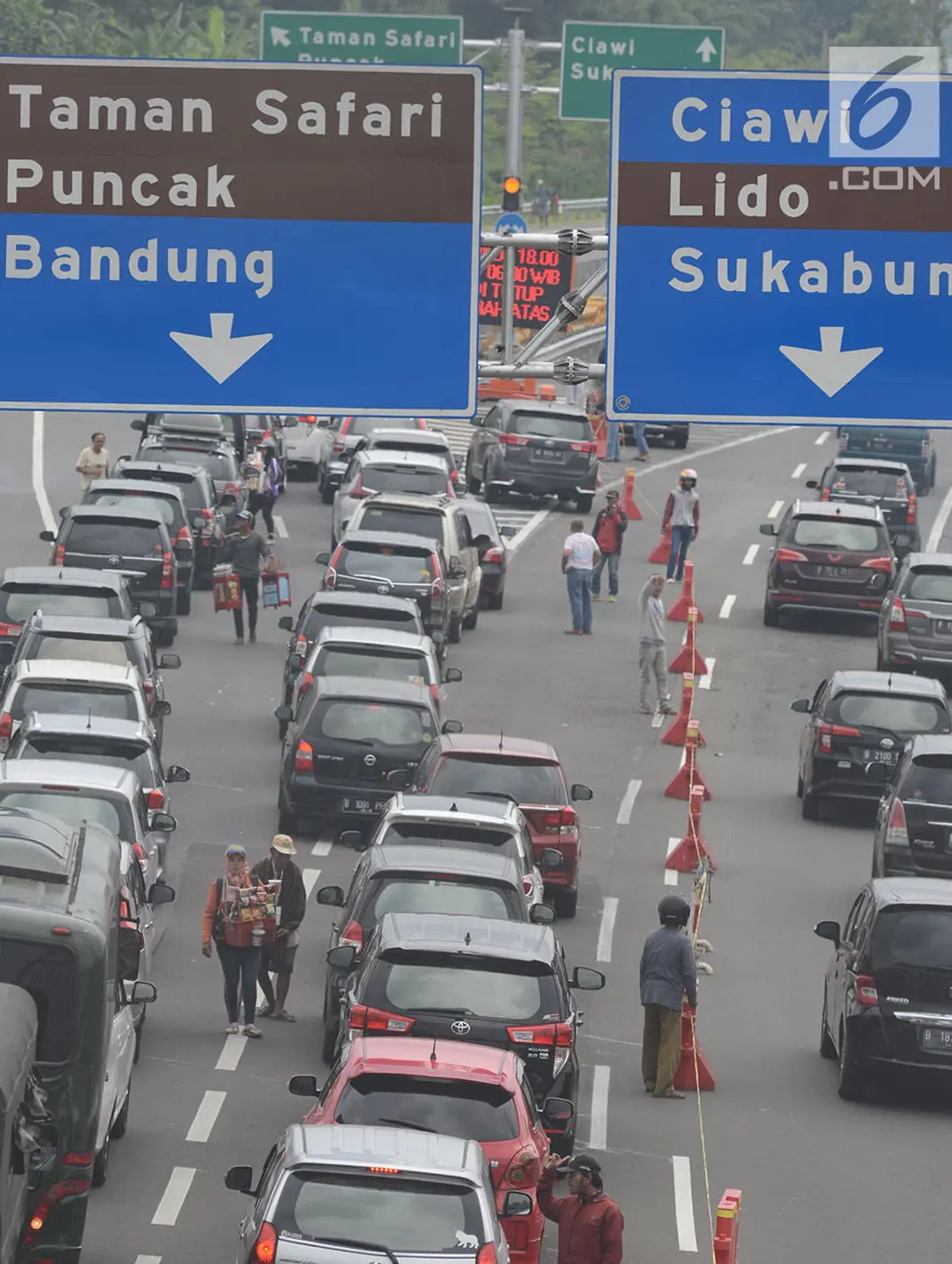 FOTO: Libur Natal Tiba, Tol Jagorawi Menuju Puncak Macet - Foto Liputan6.com