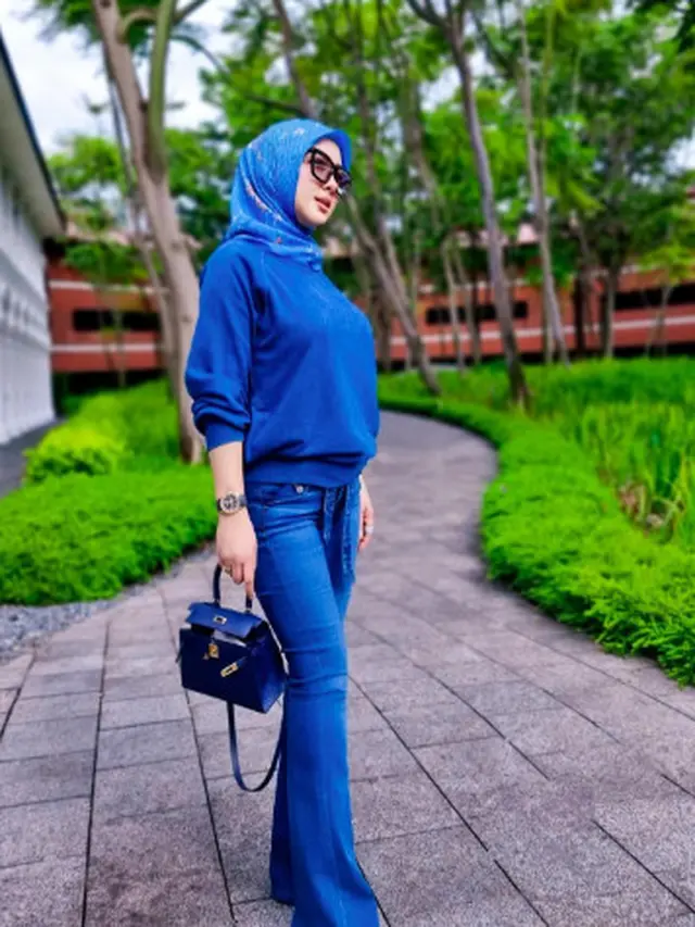 7 Rekomendasi Setelan Warna Biru Berbagai Model, Look Cerah dan Bersinar - Islami Liputan6.com