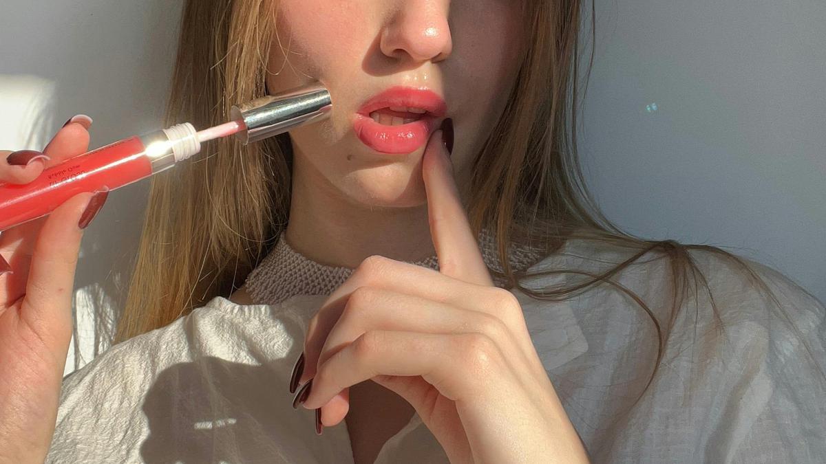 Tanpa Filler, Intip 5 Tips Makeup untuk Dapatkan Plumpy Lips yang ...