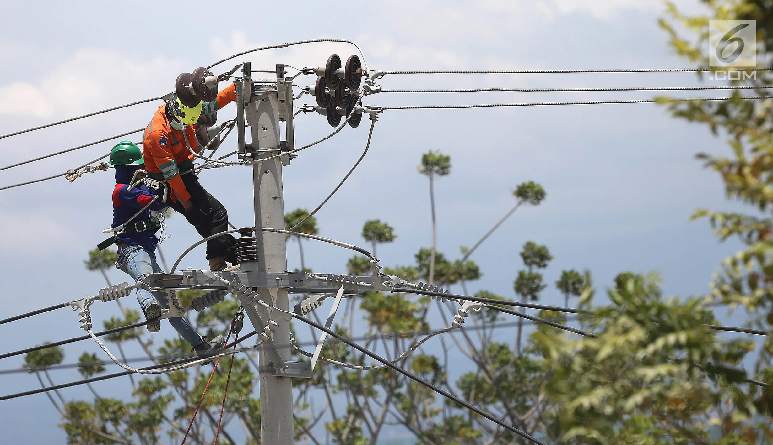 FOTO: Perbaikan Listrik Pasca Gempa dan Tsunami Palu - Foto Liputan6.com
