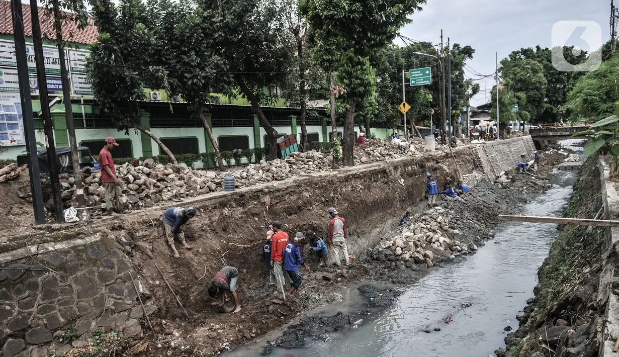 FOTO: Memantau Perbaikan Turap Kali Utan Kayu - Foto Liputan6.com