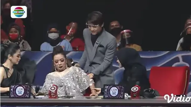 6 Potret Dewi Perssik Bareng Lesti dan Rizky Billar, Kini Ribut dengan Fans Leslar - Hot ...