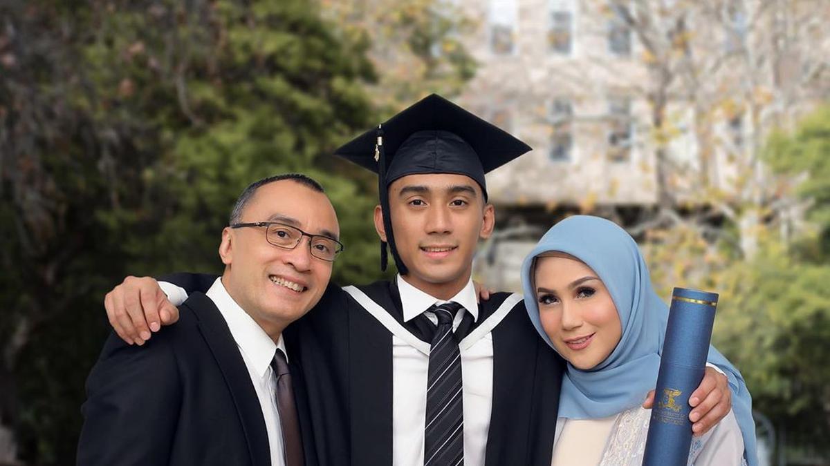 6 Momen Kelulusan Daffa Wardhana Anak Marini Zumarnis, Penuh Rasa Bangga - Hot Liputan6.com