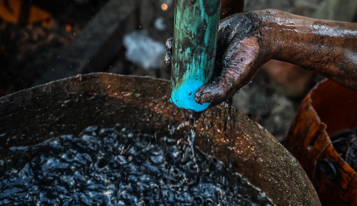 FOTO: Potret Pengebor Sumur Minyak Ilegal di Myanmar - Foto Liputan6.com