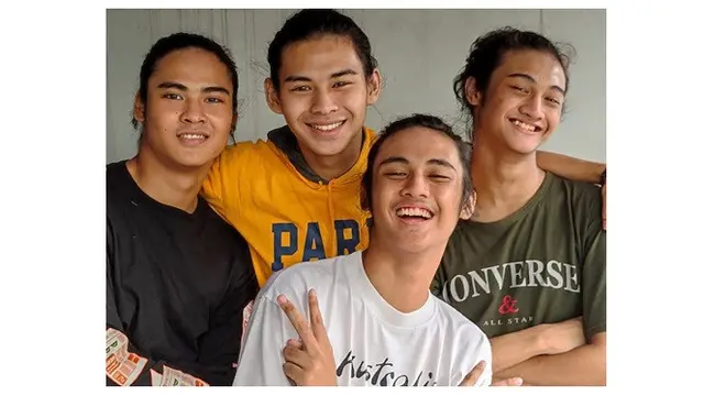 8 Potret Kompak Empat Anak Ferdy Tahier Vokalis Element, Gondrong Semua ...