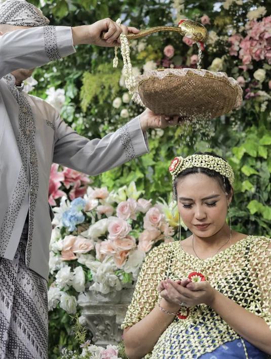 Momen Marissa Jeffryna Gelar Acara 7 Bulanan, Usung Adat Sunda - Foto Liputan6.com