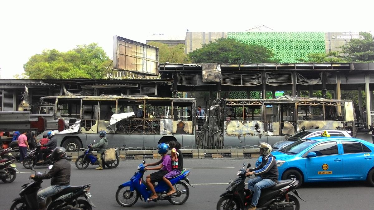 Sebelum Terbakar, 3 Ledakan Terdengar dari Transjakarta - News Liputan6.com