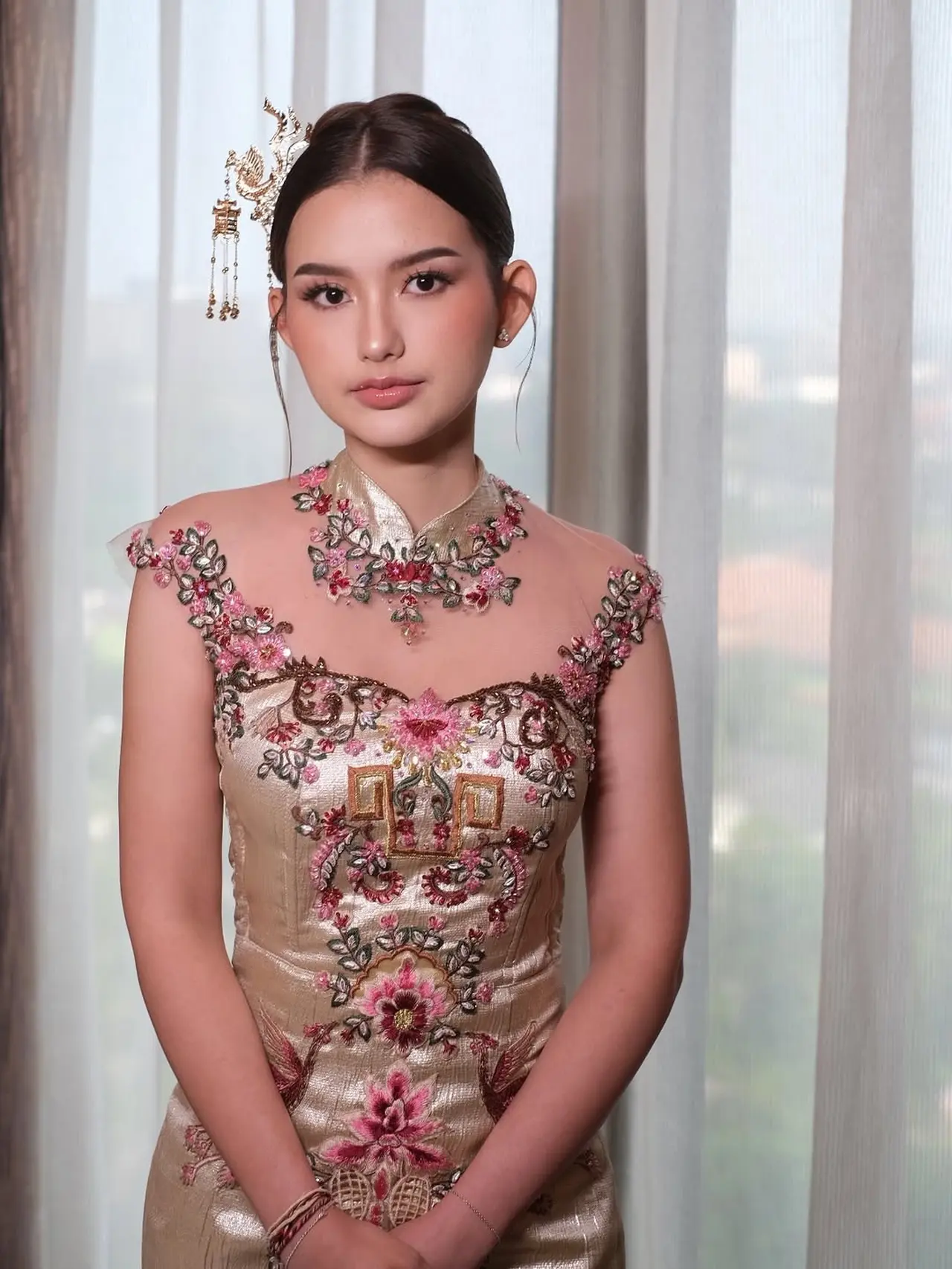 6 Pesona Sarah Menzel di Acara Sangjit Sang Kakak, Anggun Berbalut ...