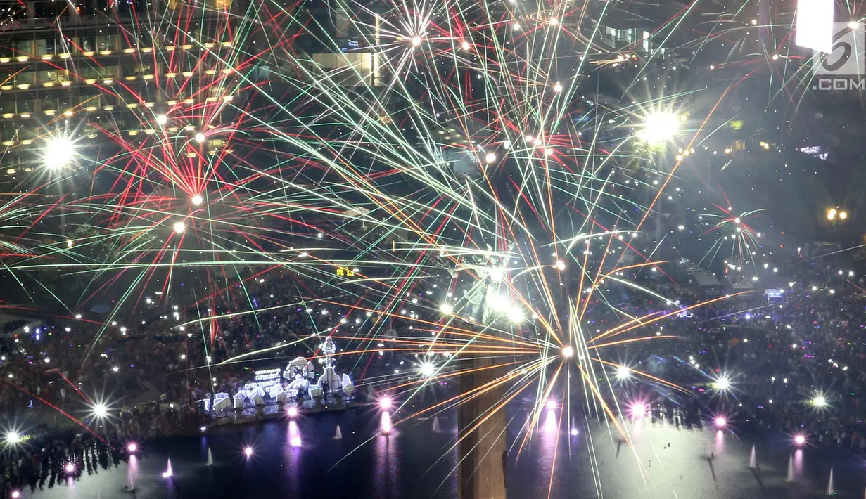 FOTO: Sambut Tahun Baru, Bundaran HI Jakarta Dihujani Kembang Api ...