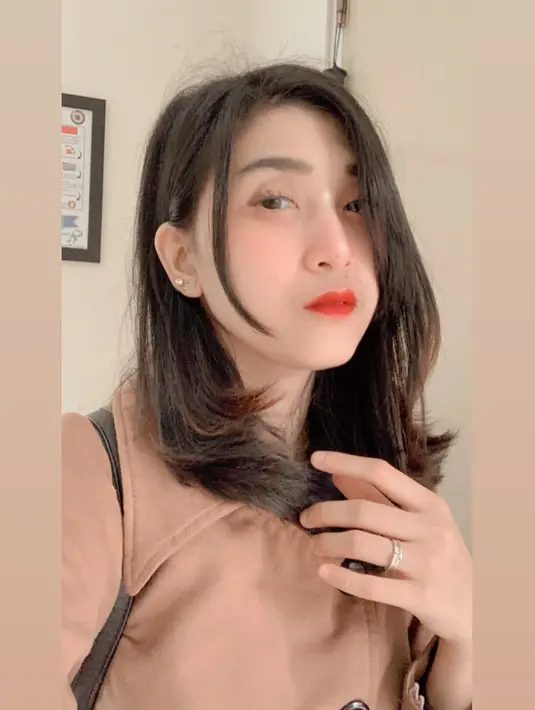 7 Potret Cantik Tika Mega Lestari, Istri Pesulap Merah yang Suka Segala ...