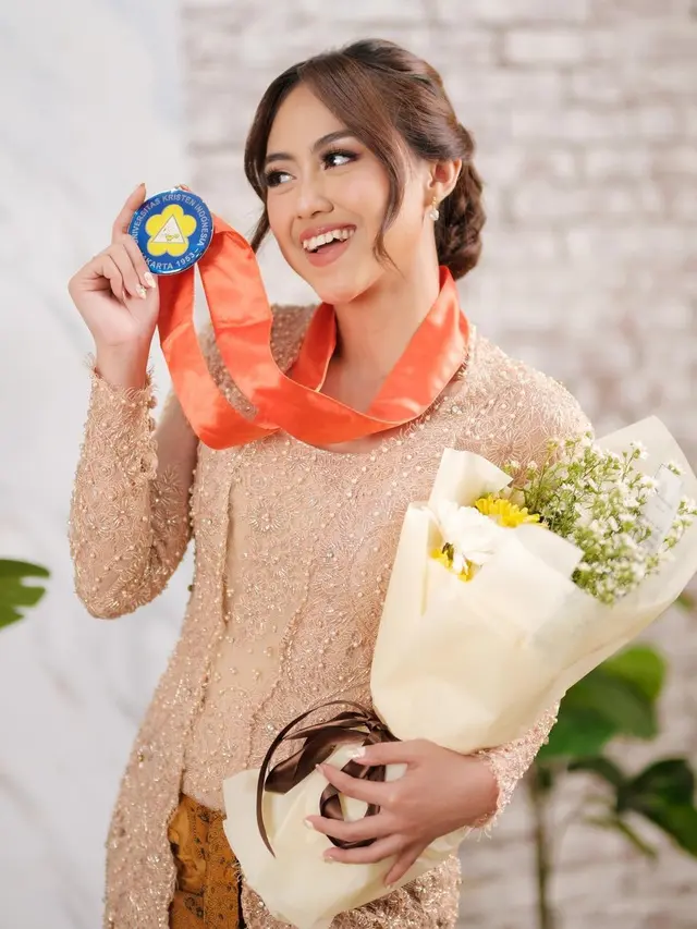 8 Momen Wisuda Sisca Saras Eks JKT48, Penuh Bahagia - Hot Liputan6.com