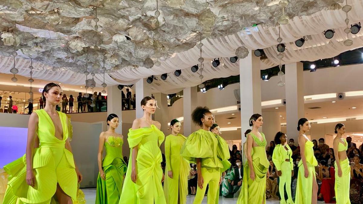 Hian Tjen Pamerkan Koleksi “Lithe” dengan Siluet Edgy yang Dramatis di ...